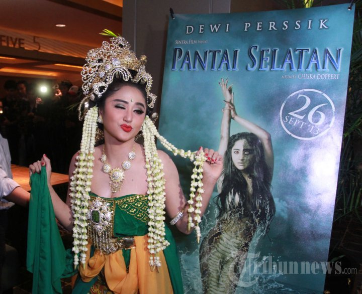 Dewi Perssik LARASATI PANTAI SELATAN , Foto 3 #805492 - TribunNews.com