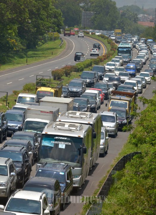 Jalan Tol Pasteur Macet Panjang, Foto 3 #837582 - TribunNews.com