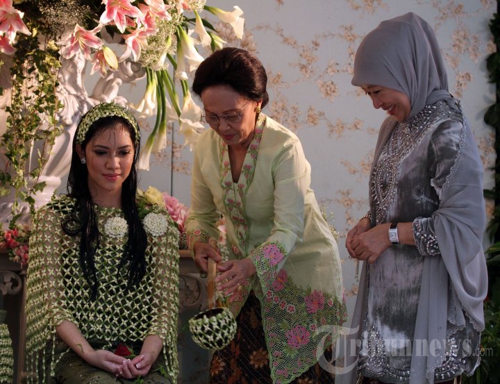 Prosesi Adat Pernikahan Azima Rajasa, Foto 16 #845341 - TribunNews.com