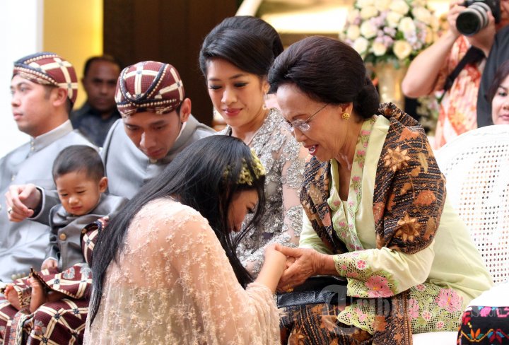 Prosesi Adat Pernikahan Azima Rajasa, Foto 14 #845321 - TribunNews.com