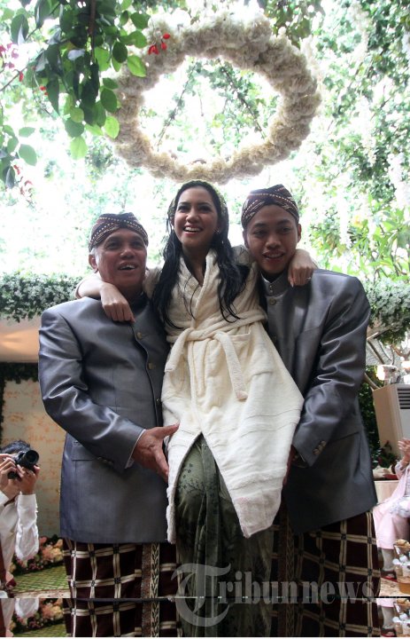 Prosesi Adat Pernikahan Azima Rajasa, Foto 29 #845621 - TribunNews.com