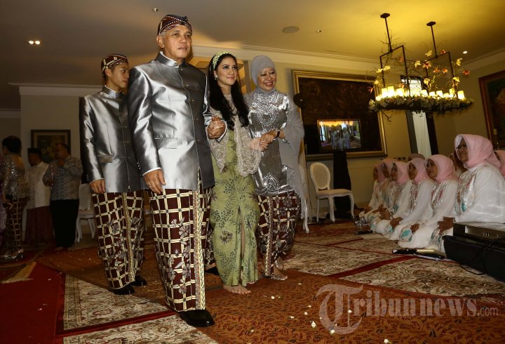 Prosesi Upacara Adat Siti Noor Azimah Rajasa, Foto 2 #844882 ...