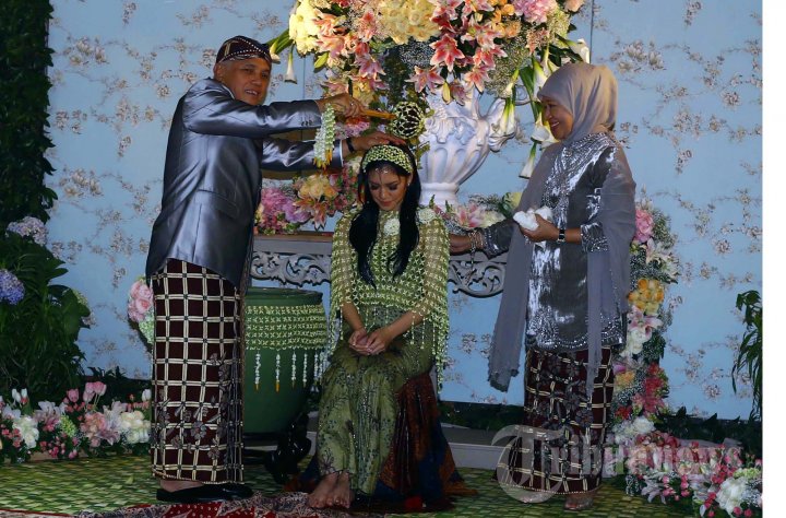 Prosesi Upacara Adat Siti Noor Azimah Rajasa, Foto 6 #844922 ...