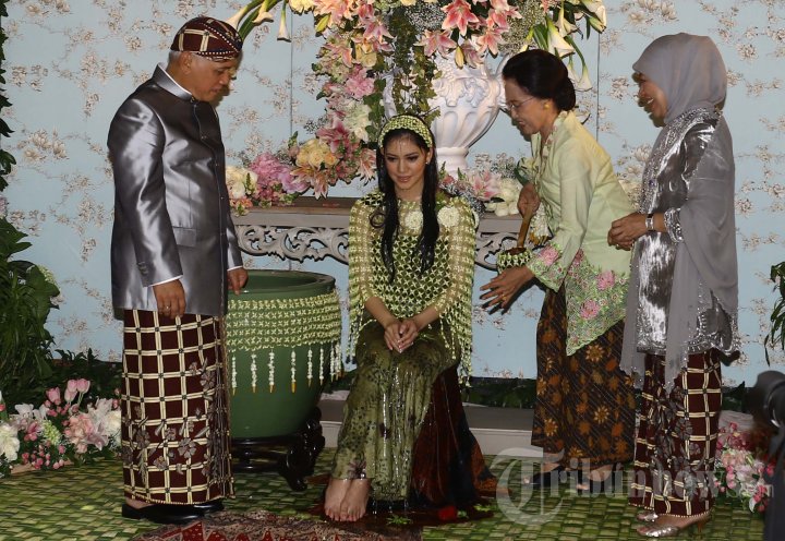 Prosesi Upacara Adat Siti Noor Azimah Rajasa, Foto 5 #844912 ...