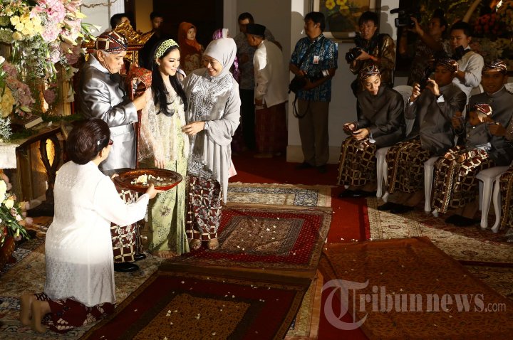 Prosesi Upacara Adat Siti Noor Azimah Rajasa, Foto 3 #844892 ...