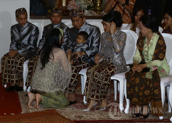 Prosesi Upacara Adat Siti Noor Azimah Rajasa, Foto 23 #845402 ...