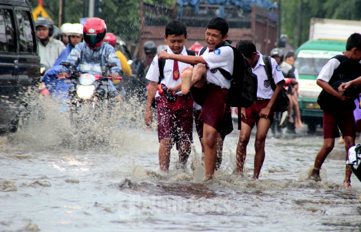 Bermain Air Hujan Usai Bersekolah, Foto 2 #861411 - TribunNews.com