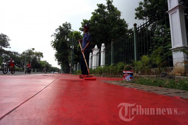 Cat Merah Trotoar Monas, Foto 2 #899901 - TribunNews.com