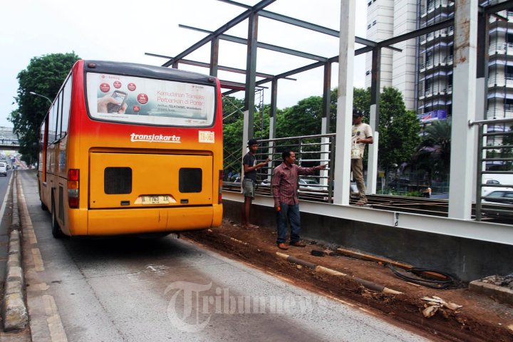 Renovasi Pelebaran Halte Busway Koridor 3 Harmoni Kalideres, Foto 1 ...
