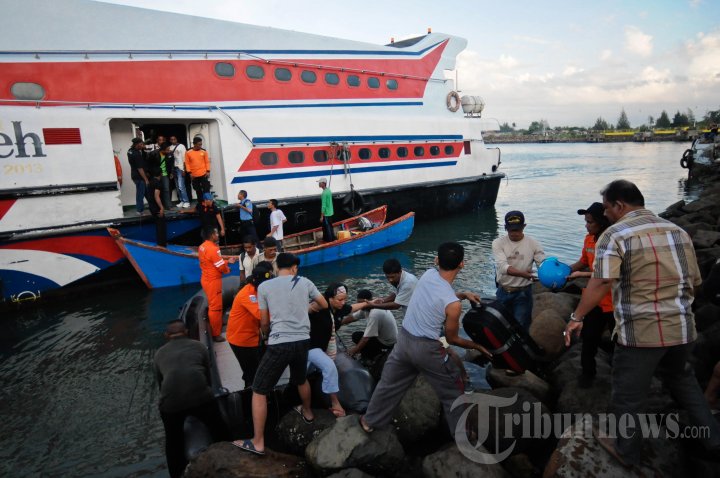 Evakuasi Penumpang KM Pulo Rondo, Foto 3 #934442 - TribunNews.com