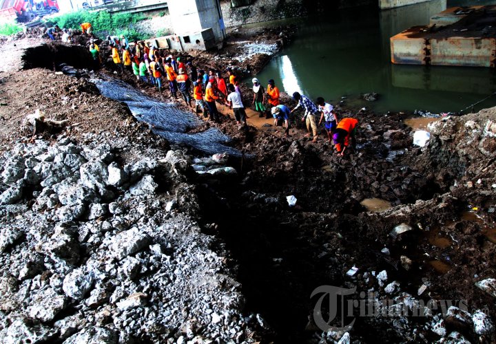 Memperkuat Tanggul Kali Cideng, Foto 3 #968782 - TribunNews.com