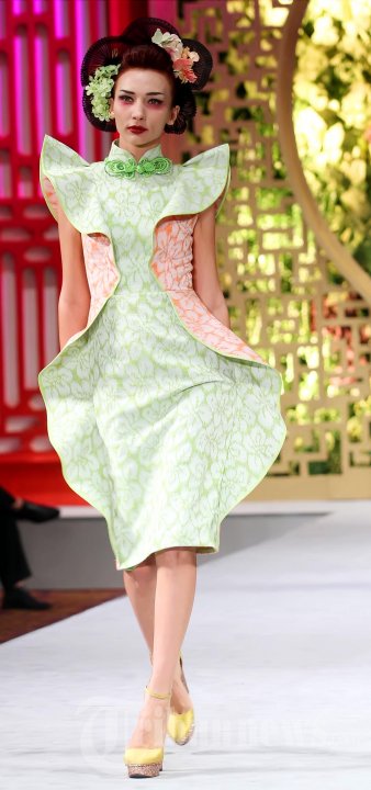 Fashion Show Karya Sebastian Gunawan , Foto 8 #975421 - TribunNews.com