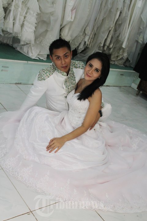 Aida Zaskia dan Rindra Fitting Baju Pengantin, Foto 1 #979632 ...