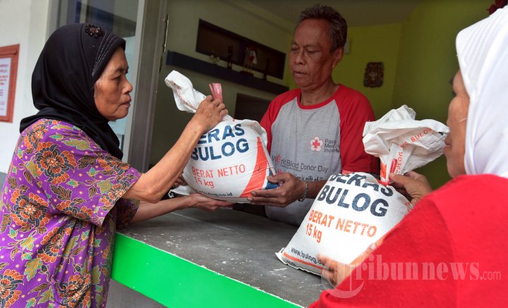 Pembagian Raskin Bulog, Foto 1 #1002931 - TribunNews.com
