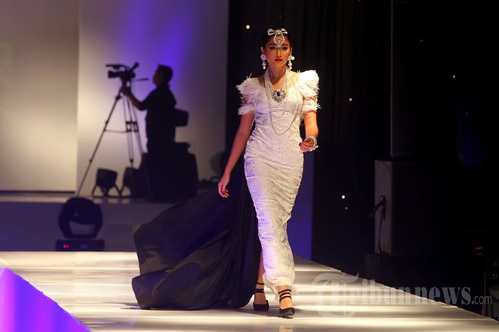 Fashion Show Karya Adjie Notonegoro, Foto 17 #1009171 - TribunNews.com