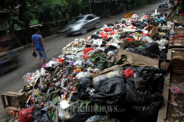 Sampah Menumpuk di Jalan Taman Sari, Foto 1 #1012491 - TribunNews.com