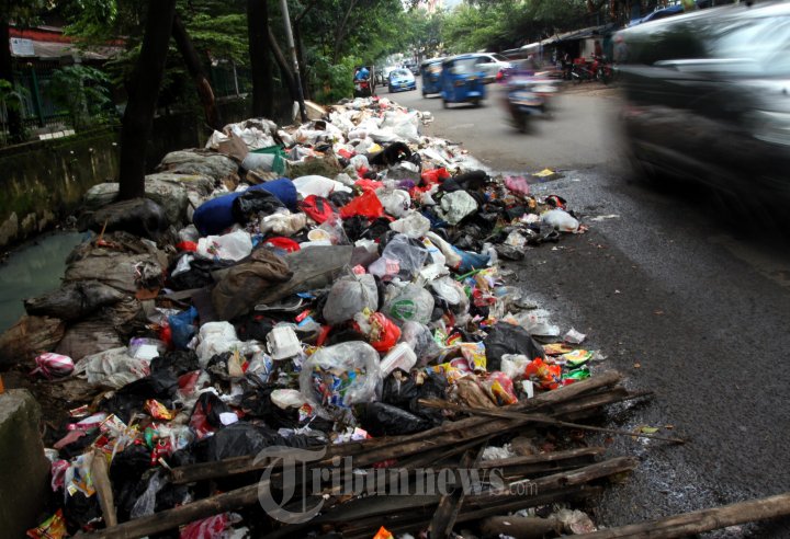 Sampah Menumpuk di Jalan Taman Sari, Foto 2 #1012501 - TribunNews.com