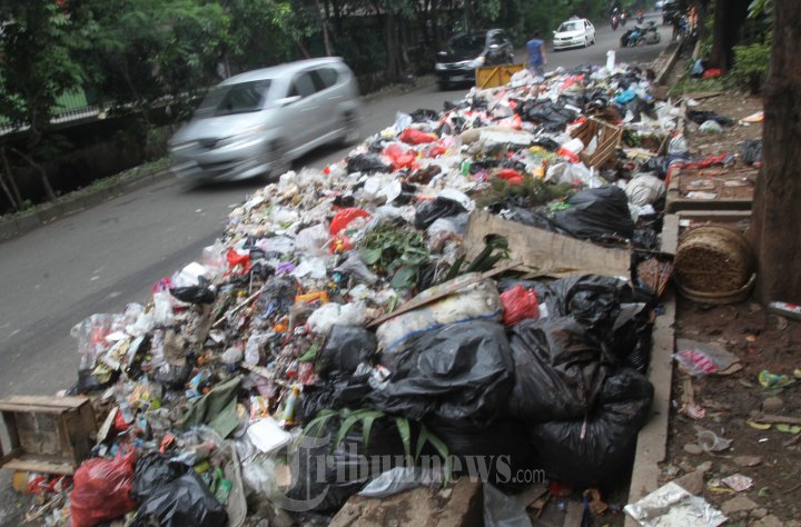 Sampah Menumpuk di Jalan Taman Sari, Foto 5 #1012531 - TribunNews.com