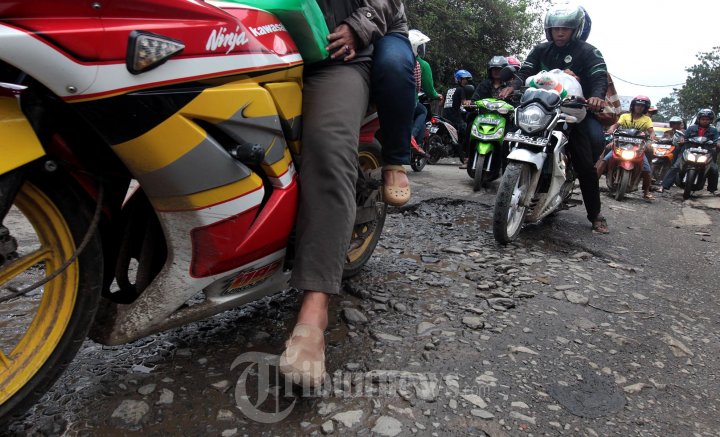 Jalan Sayuran Cangkuang Kulon Rusak, Foto 2 #1012911 - TribunNews.com