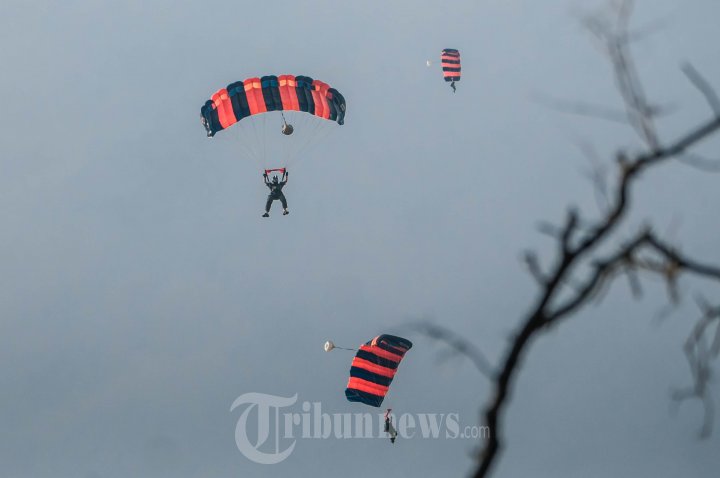 Paskhas TNI AU Latihan Terjun Payung Free Fall, Foto 13 #1016651 ...