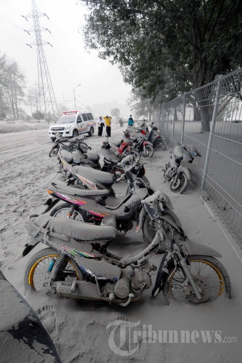 Desa Selorejo Tertutup Debu Vulkanik Gunung Kelud, Foto 5 #1021411 ...