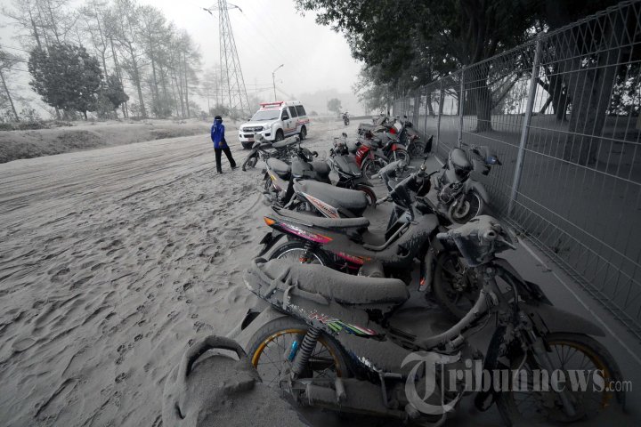 Desa Selorejo Tertutup Debu Vulkanik Gunung Kelud, Foto 6 #1021421 ...