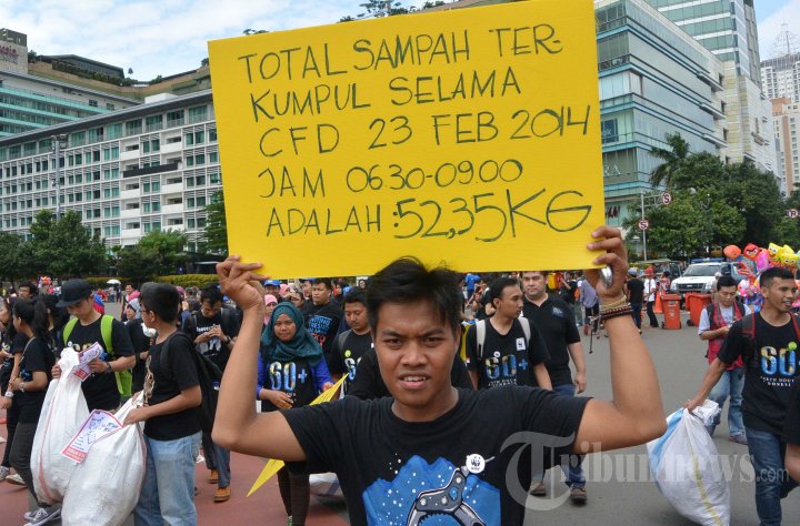 Aksi Pungut Sampah di Jalan MH Thamrin - Sudirman, Foto 3 #1034202 - TribunNews.com