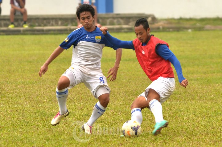 Atep Berebut Bola Dengan Muhammad Taufik, Foto 14 #1046951 - TribunNews.com