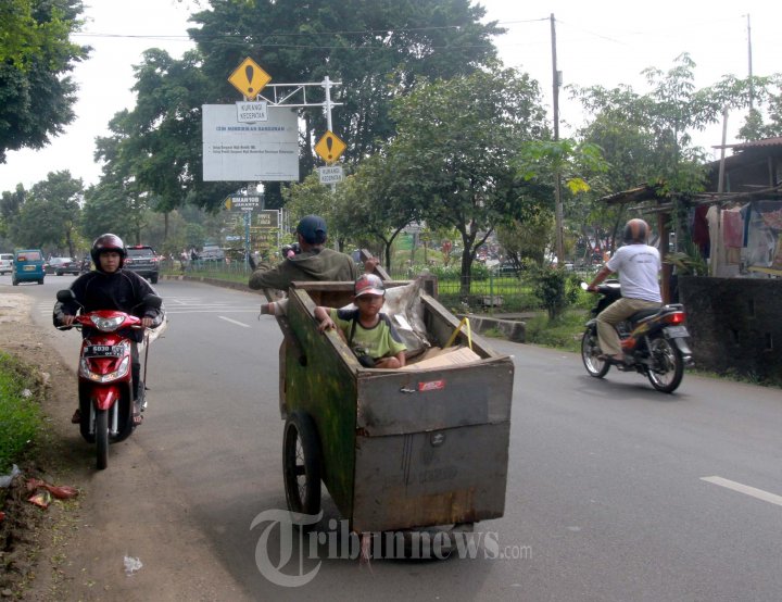 Motor Lawan Arah Berpapasan Dengan Gerobak, Foto 1 #1047381 - TribunNews.com