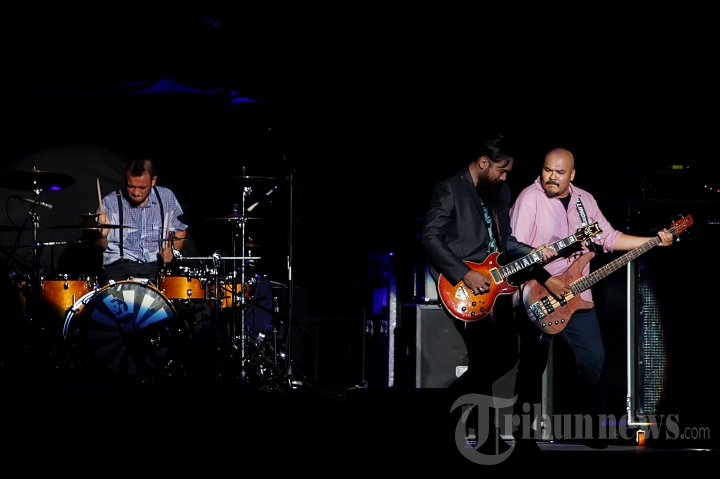 Band Netral Buka Konser Alter Bridge, Foto 10 #1057742 - TribunNews.com