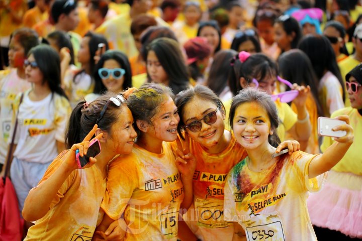 Lari IM3 The Color Run di Pantai Losari Makassar, Foto 5 #1061091 - TribunNews.com