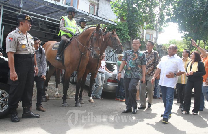 Aburizal Bakrie dan Isteri Nyoblos di TPS 32 Menteng, Foto 6 #1111811 ...