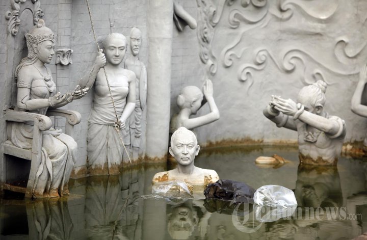 Patung dan Relief Terendam Air, Foto 1 #1153041 - TribunNews.com
