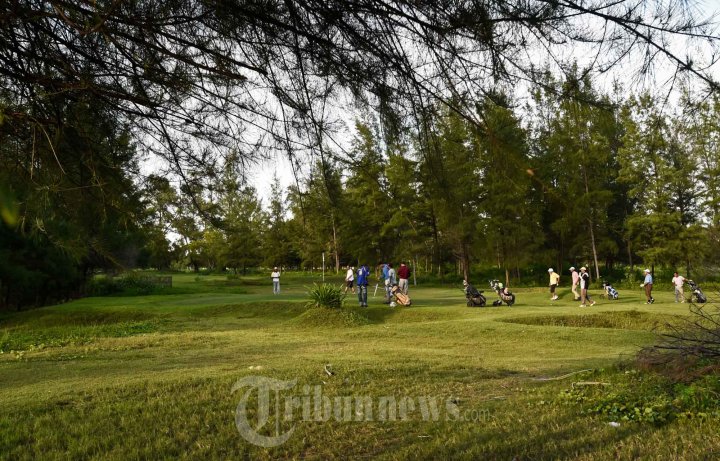 Bermain Golf di Lapangan Golf Lhoknga, Foto 3 #1303352 - TribunNews.com