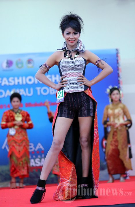 Fashion Show ULos, Foto 4 #1334362 - TribunNews.com