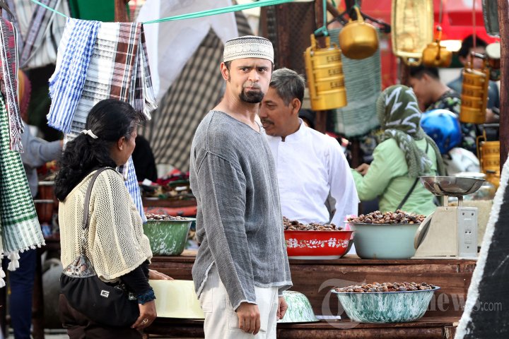 Mike Lucock Syuting Film Hijab, Foto 2 #1369212 - TribunNews.com