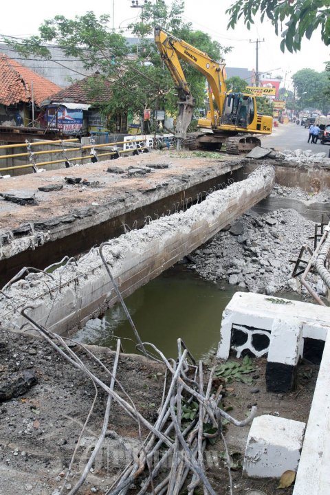 Alat Berat Bongkar Jembatan Kali Angke, Foto 1 #1377032 - TribunNews.com