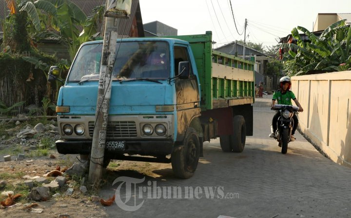 Mobil Truk Menabrak Tiang Listrik, Foto 2 #1384082 - TribunNews.com