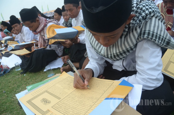 80.000 Santri Membaca Kitab Kuning di Hari Santri , Foto 2 #1723032 ...