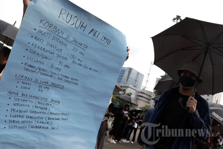 Aksi Kamisan Usut Tuntas Tragedi Mei 1998, Foto 3 #2019225 - TribunNews.com