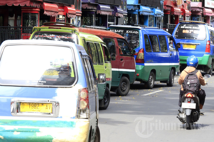 Angkot Ngetem Bikin Macet, Foto 2 #2016375 - TribunNews.com