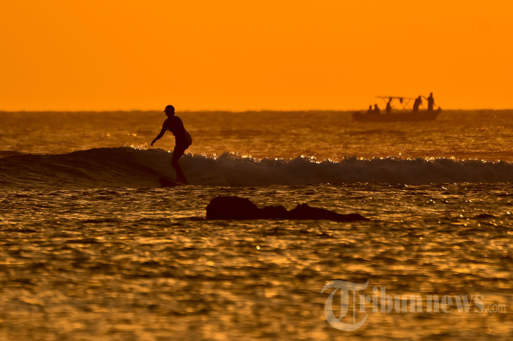 Bermain Selancar, Foto 2 #2014211 - TribunNews.com