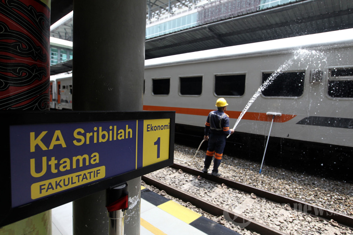 Bersihkan Gerbong Kereta Api, Foto 3 #2017295 - TribunNews.com