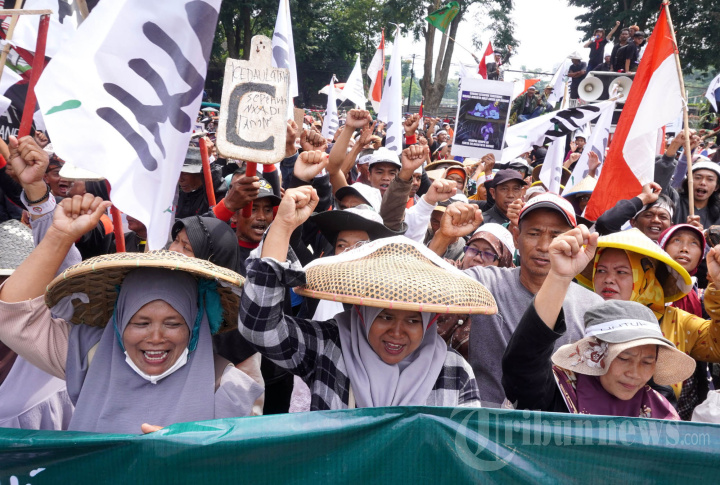 Hari Bumi Walhi Jabar Layangkan 17 Tuntutan ke Dedi Mulyadi, Foto 6 ...