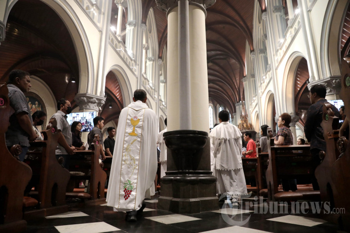 Ibadah Kenaikan Yesus Kristus di Gereja Katedral, Foto 3 #2020075 - TribunNews.com