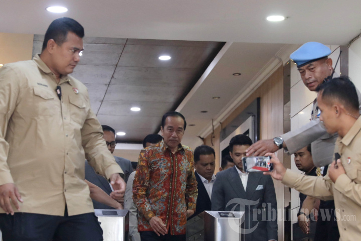 Jokowi Laporkan Tudingan Ijazah Palsu ke Polda Metro, Foto 2 #2018422 - TribunNews.com