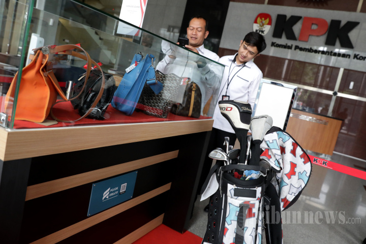 KPK Pamerkan Barang Rampasan Yang Dilelang, Foto 4 #2015483 ...