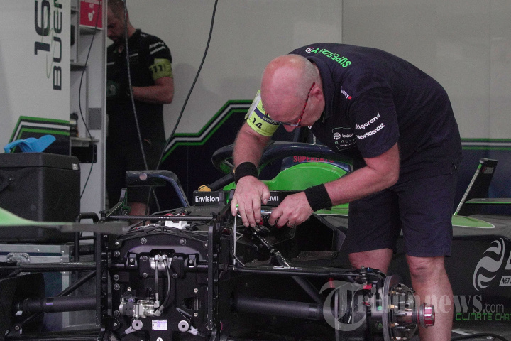 Kesibukan di Paddock Tim Balap Formula E, Foto 4 #2021219 - TribunNews.com
