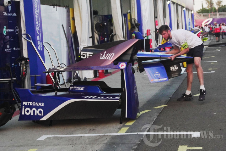 Kesibukan di Paddock Tim Balap Formula E, Foto 6 #2021221 - TribunNews.com