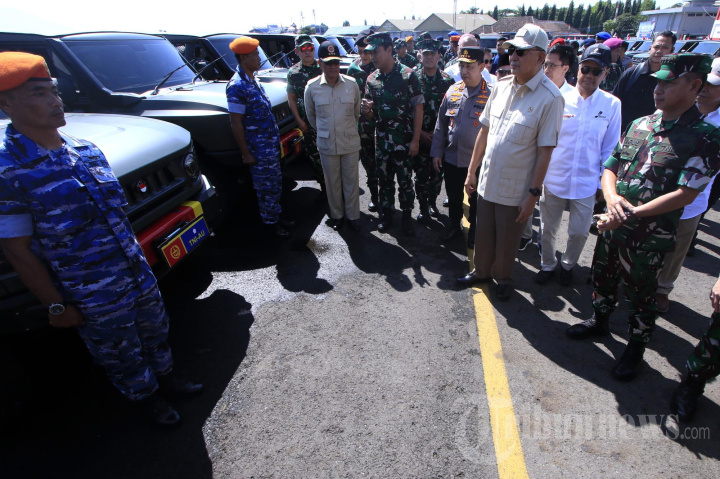Menhan RI Serahkan 700 Unit Maung MV3 Pindad ke TNI dan Polri, Foto 5 ...